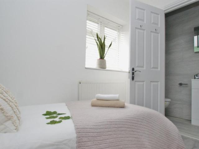 For Rent 9 Bedroom Shared Living/roommate London London DS90562268