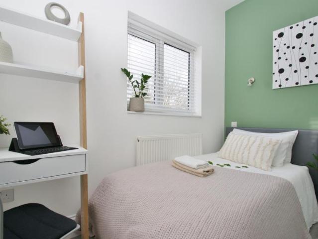 For Rent 9 Bedroom Shared Living/roommate London London DS90562223