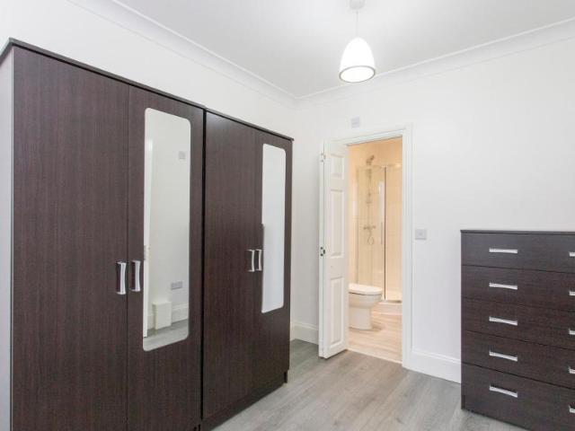 For Rent 9 Bedroom Shared Living/roommate London London DS90562446