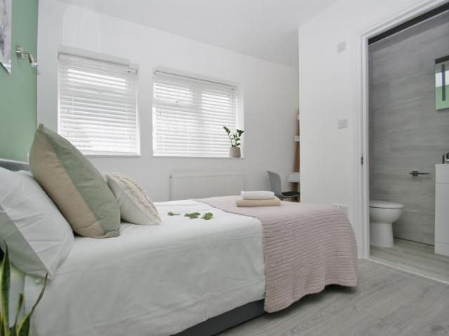 For Rent 9 Bedroom Shared Living/roommate London London DS90562458