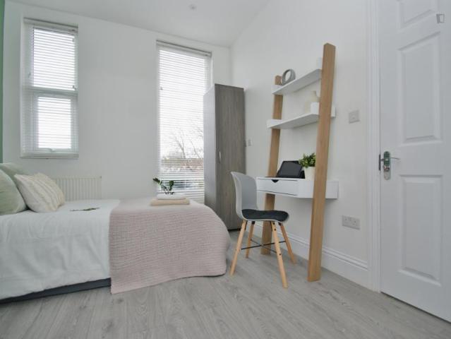 For Rent 9 Bedroom Shared Living/roommate London London DS90562491