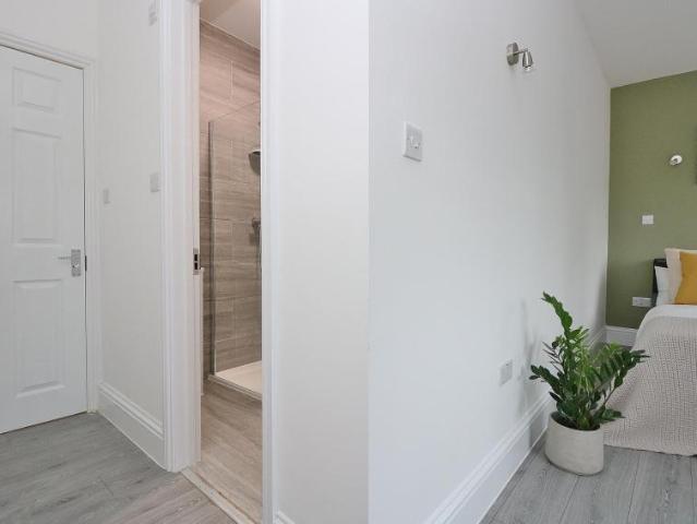 For Rent 9 Bedroom Shared Living/roommate London London DS90562556