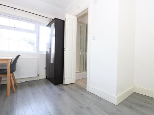 For Rent 9 Bedroom Shared Living/roommate London London DS90562653