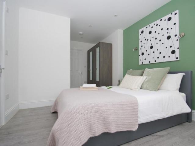 For Rent 9 Bedroom Shared Living/roommate London London DS90563354