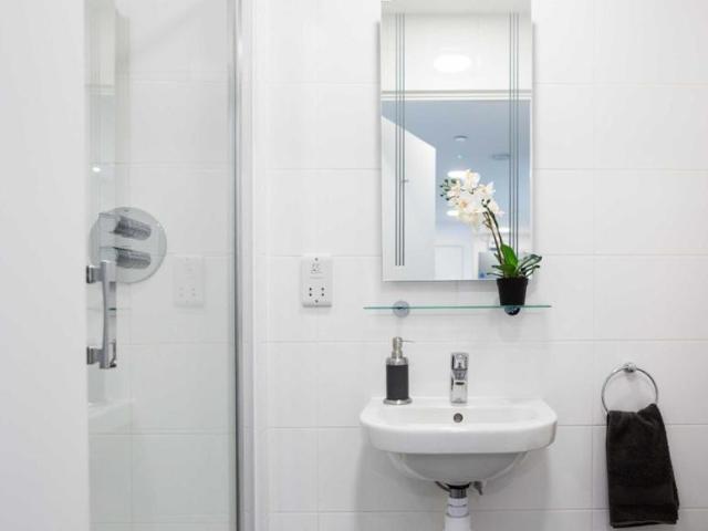For Rent 100 Bedroom Shared Living/roommate London London DS90563887