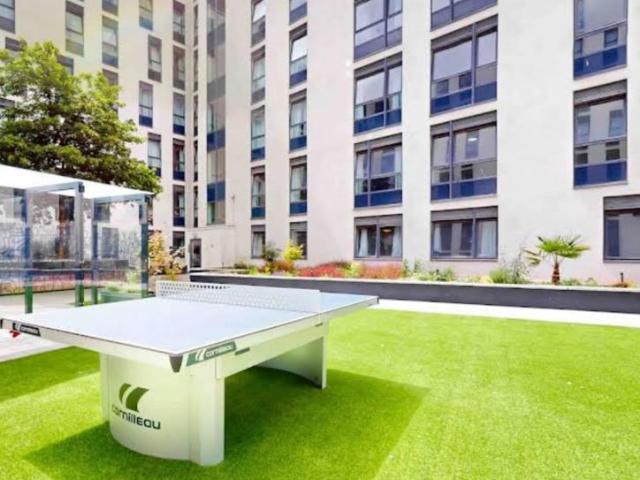 For Rent 100 Bedroom Shared Living/roommate London London DS90563906