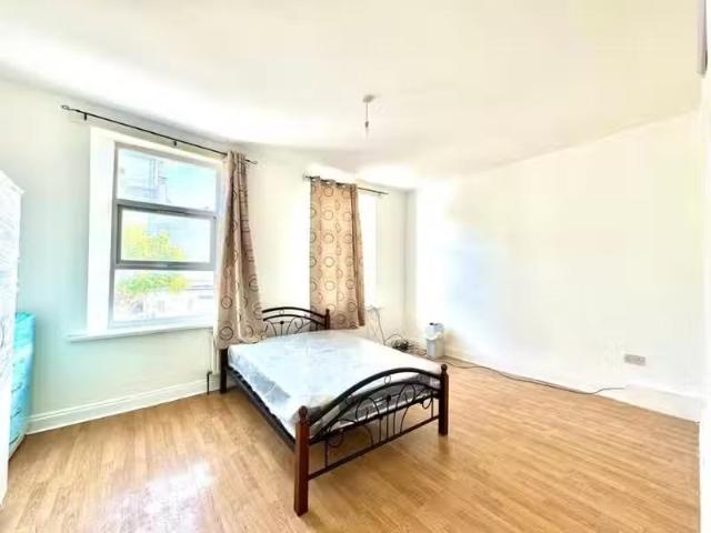 Nice 1 BA House share for rent in Romford Road, E7