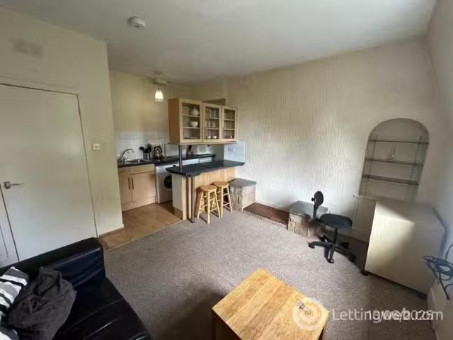 Rental! 1 BA Property to rent in Bedford Road, Top Floor Right.