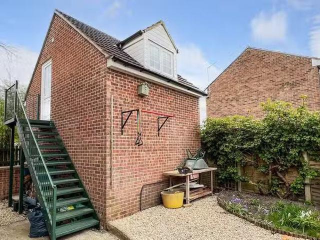For Rent! 1 BA Studio flat for rent in Masefield Road, Warmins.