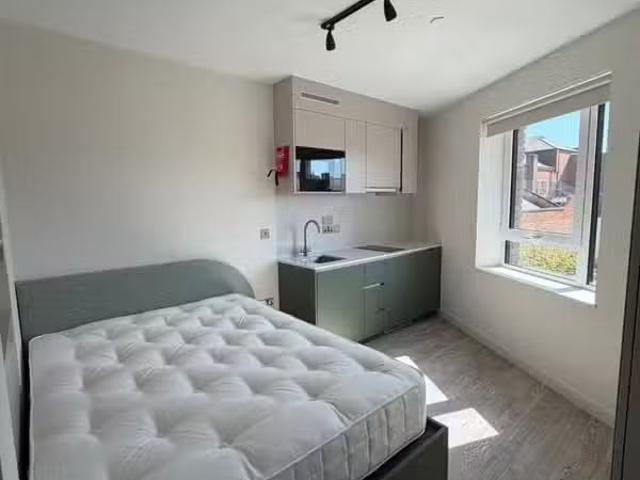 Nice 1 BA Studio flat for rent in Clarence Street, Kingston Up.