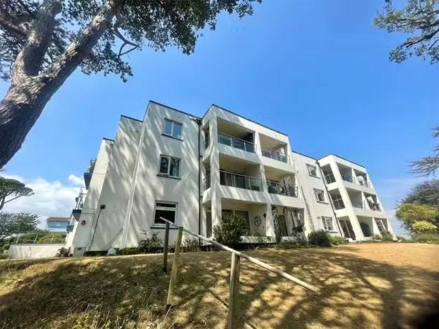 Charming 1 BA Studio flat for rent in East Cliff Road, Dawlish.