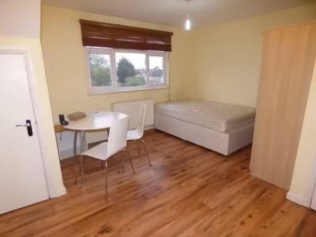 Cheap 1 BA Studio flat for rent in High Street, Barkingside Es.