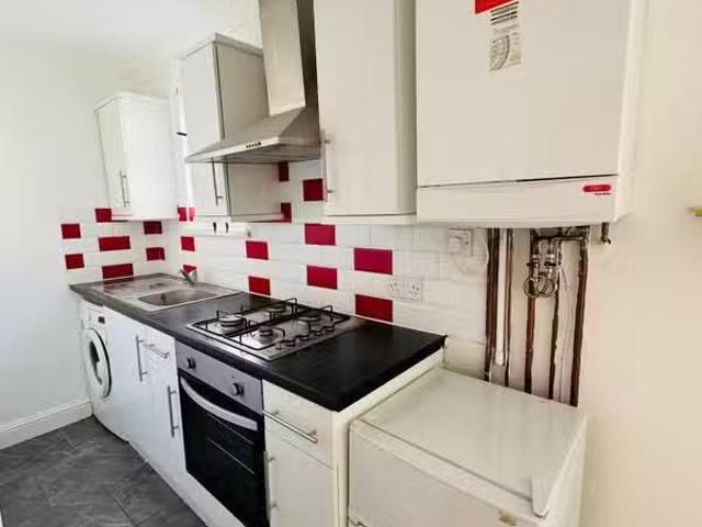 Rental! 1 BA Studio flat for rent in High Street, London, E17
