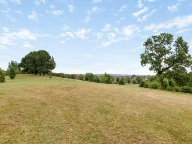 Just in! 1 BA Studio flat for rent in Hillyfields, Loughton, I.