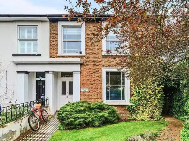 Cozy 1 BA Studio flat for rent in Richmond Road, Kingston Upon.