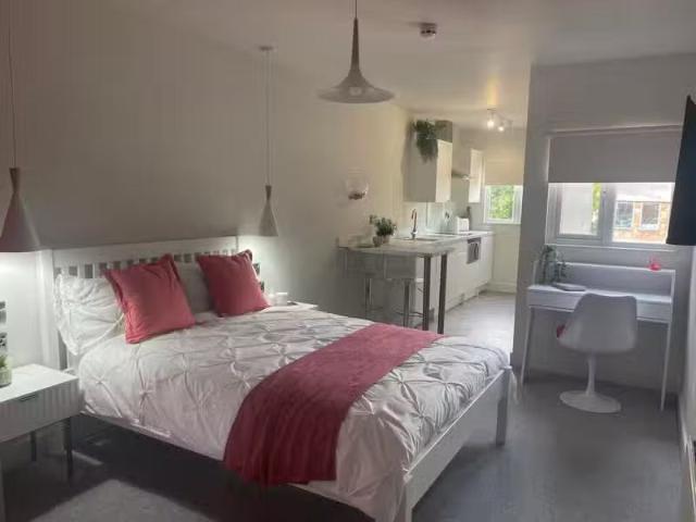 Nice 1 BA Studio flat for rent in Studio 6, Radbourne Street.