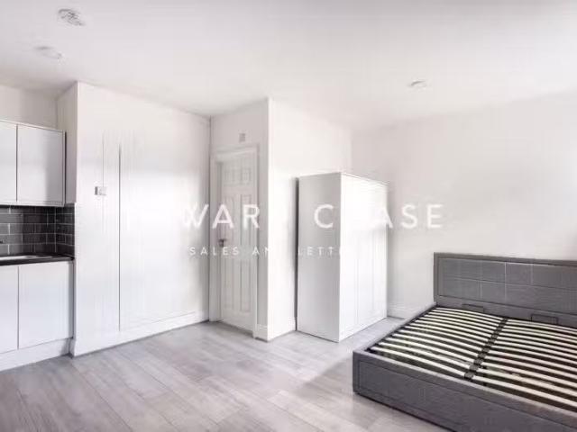 Charming 1 BA Studio flat for rent in Senthil House, High Stre.