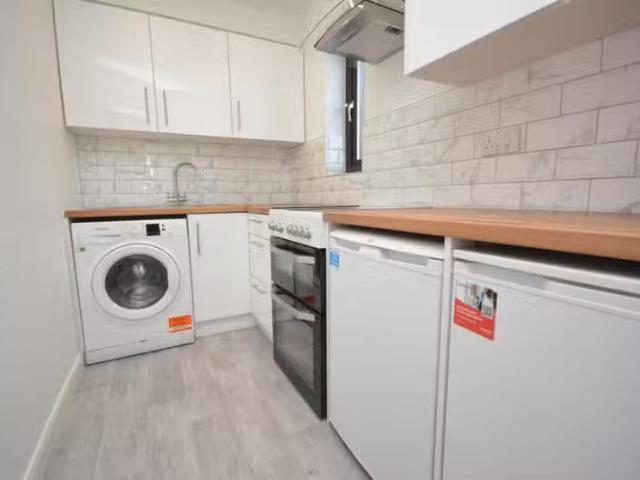Charming 1 BA Studio flat for rent in The Willows, Elgin Avenu.