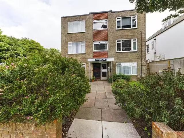 For Rent! 1 BA Studio flat for rent in Windermere Court, East.