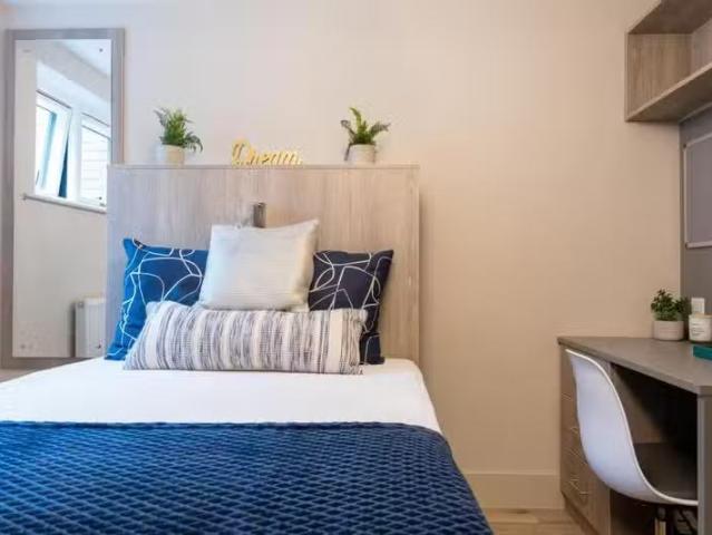 New 1 BA Studio flat for rent in 147 Gloucester Road, Bristol.