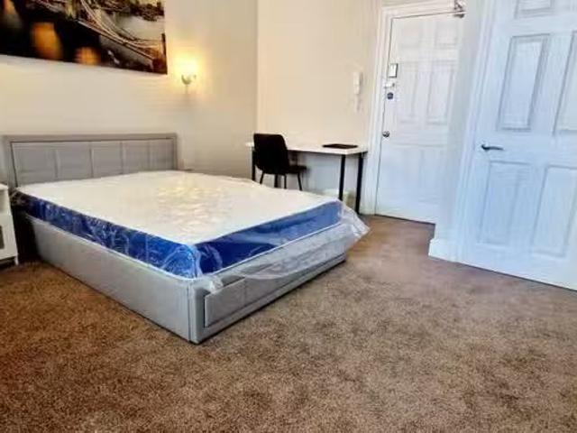 Cheap 1 BA Studio flat for rent in 2 Berkley Crescent, Gravese.