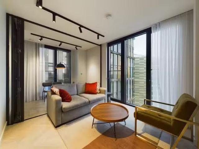Just in! 1 BA 1 bedroom apartment for rent in Sun Street, Lond.