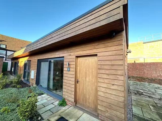 Charming 1 BA 1 bedroom bungalow for rent in High Street, Stra.