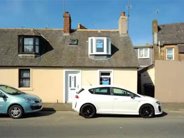 Cheap 1 BA 1 bedroom end of terrace house for rent in David St.