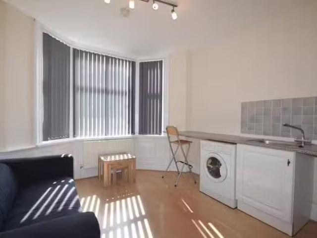 Rental! 1 BA 1 bedroom flat for rent in Marlborough Road, Roat.