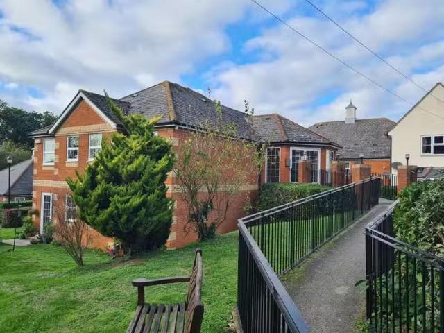 Just in! 1 BA 1 bedroom flat for rent in Michaelstowe Drive, H.