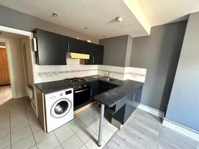 For Rent! 1 BA 1 bedroom flat for rent in North Clive Street.