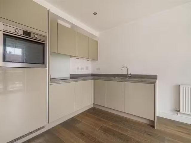 New 1 BA 1 bedroom flat for rent in Berwick House, Knoll Rise.