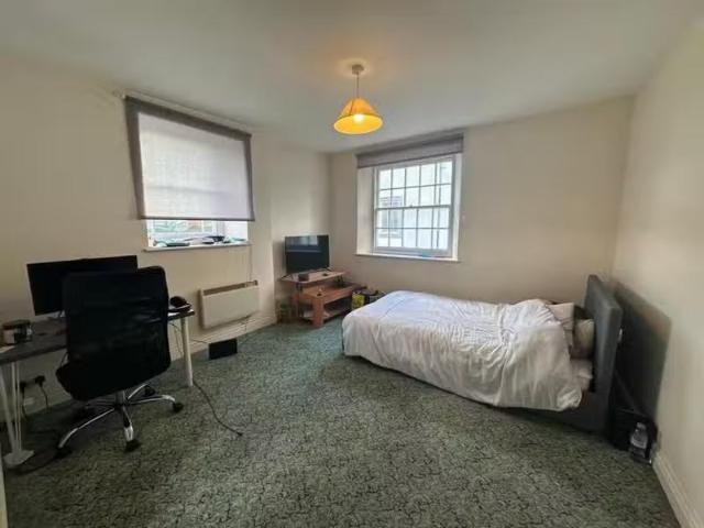 Deal! 1 BA 1 bedroom flat for rent in Bridge Street, Bideford.