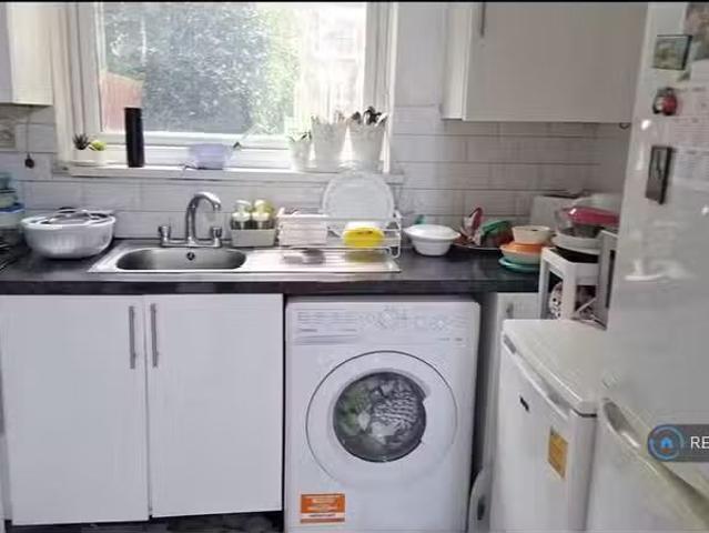 Cheap 1 BA 1 bedroom flat for rent in Carnarvon Road, London.