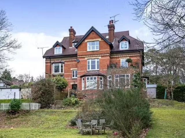 Unique 1 BA 1 bedroom flat for rent in Crawley Lodge, Camberle.