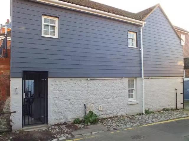 For Rent! 1 BA 1 bedroom flat for rent in Dental Street, Hythe.