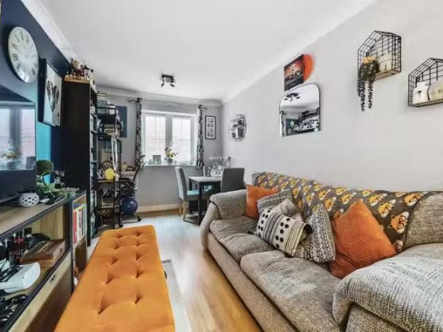 Rental! 1 BA 1 bedroom flat for rent in Dorchester Court, Lond.