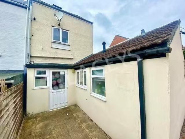 Cozy 1 BA 1 bedroom flat for rent in Eastland Road, Yeovil, BA.