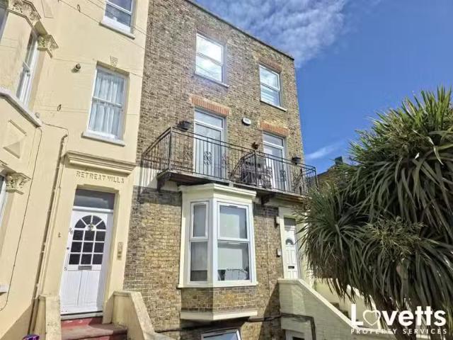 For Rent! 1 BA 1 bedroom flat for rent in Godwin Road, Clifton.