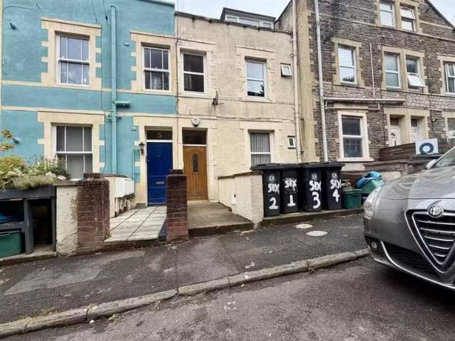 Nice 1 BA 1 bedroom flat for rent in Goolden Street, Totterdow.