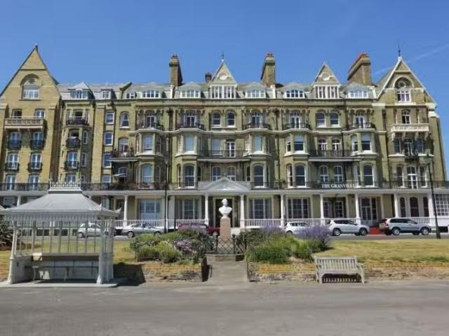 Cozy 1 BA 1 bedroom flat for rent in Granville House, Victoria.