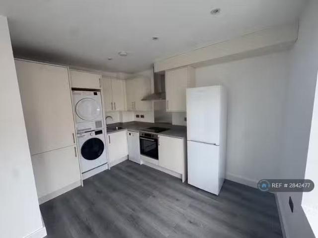 Charming 1 BA 1 bedroom flat for rent in High Street, Barnet.
