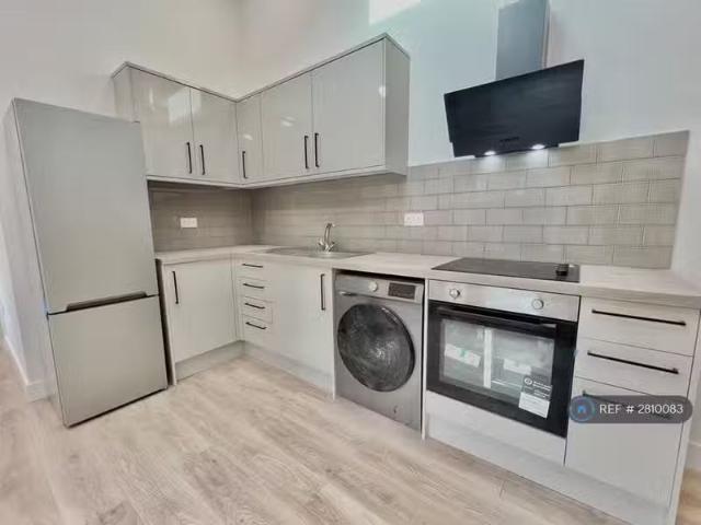 Rental! 1 BA 1 bedroom flat for rent in High Road, London, E18