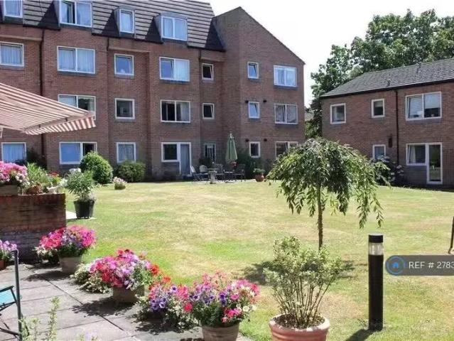 Cozy 1 BA 1 bedroom flat for rent in Homebeech House, Woking.