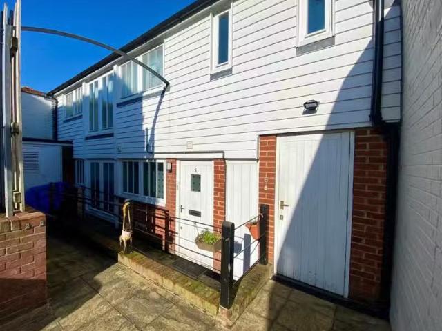 Unique 1 BA 1 bedroom flat for rent in Ivy Lane, Canterbury Re.