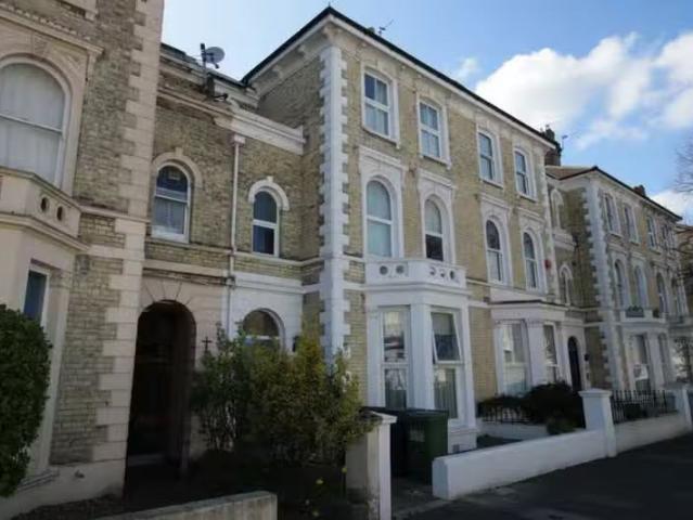 Charming 1 BA 1 bedroom flat for rent in Lushington Road, East.