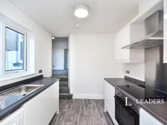 Cheap 1 BA 1 bedroom flat for rent in Queens Park Road, First.