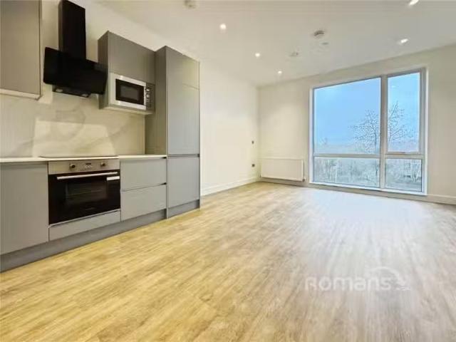 Deal! 1 BA 1 bedroom flat for rent in Roop House, Waterfront.