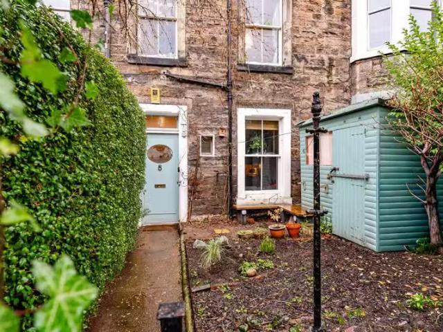 Nice 1 BA 1 bedroom flat for rent in Rosevale Place, Edinburgh.