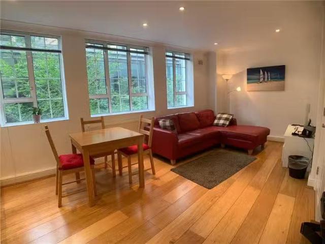 Charming 1 BA 1 bedroom flat for rent in Savage Gardens, Londo.